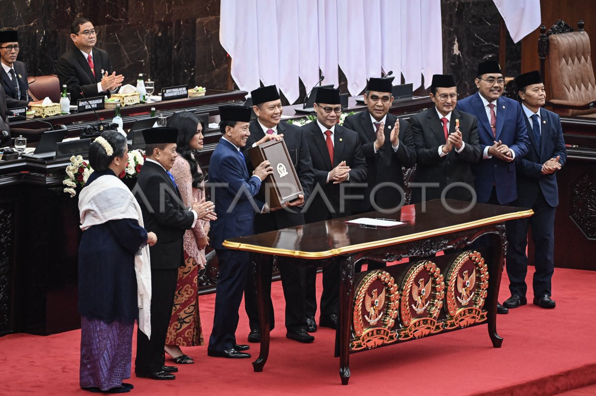 Pelantikan anggota parlemen masa bakti 2024-2029 | ANTARA Foto
