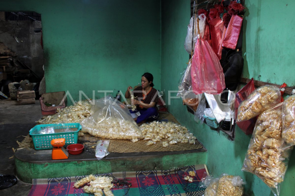 KUR bantu kembangkan usaha kerupuk kulit di Dumai | ANTARA Foto KUR bantu kembangkan usaha kerupuk kulit di Dumai | ANTARA Foto