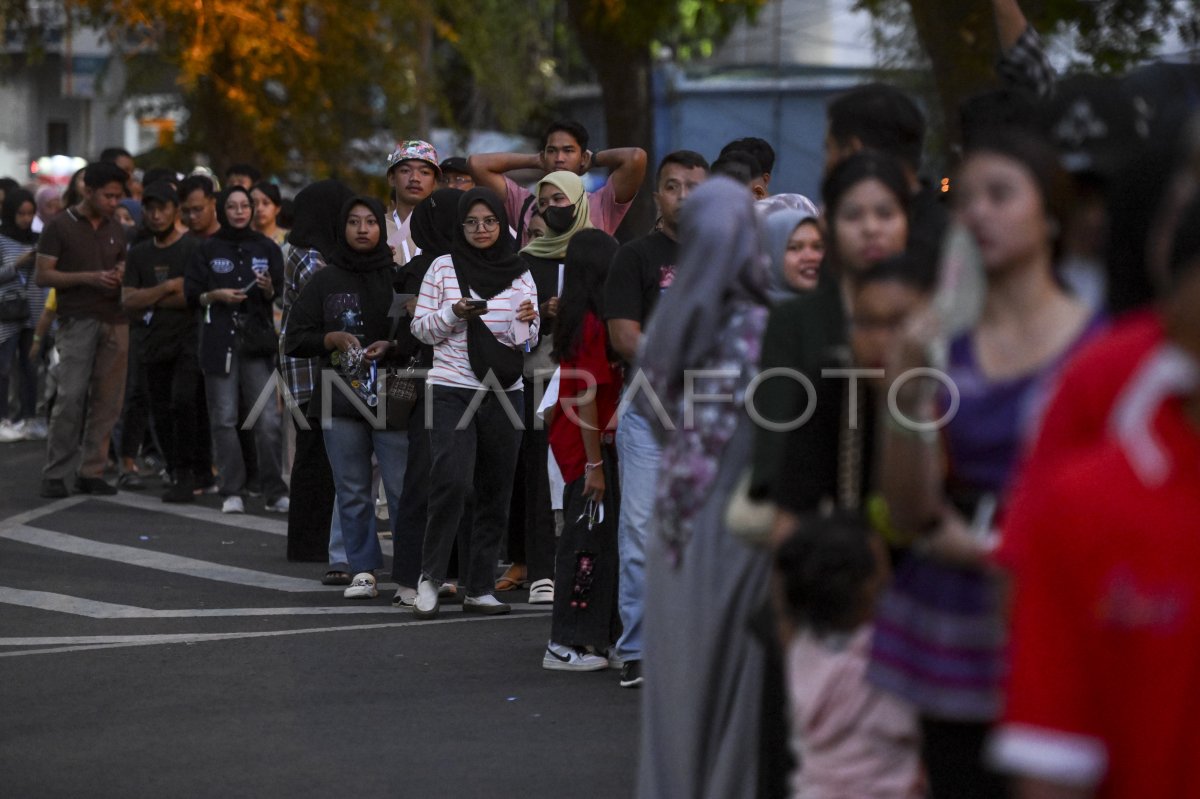 Antrean warga untuk menyaksikan penutupan Peparnas 2024 | ANTARA Foto