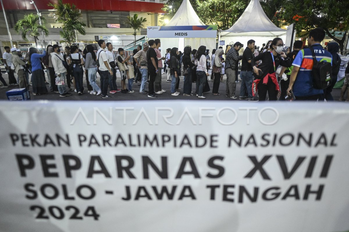 Antrean warga untuk menyaksikan penutupan Peparnas 2024 | ANTARA Foto