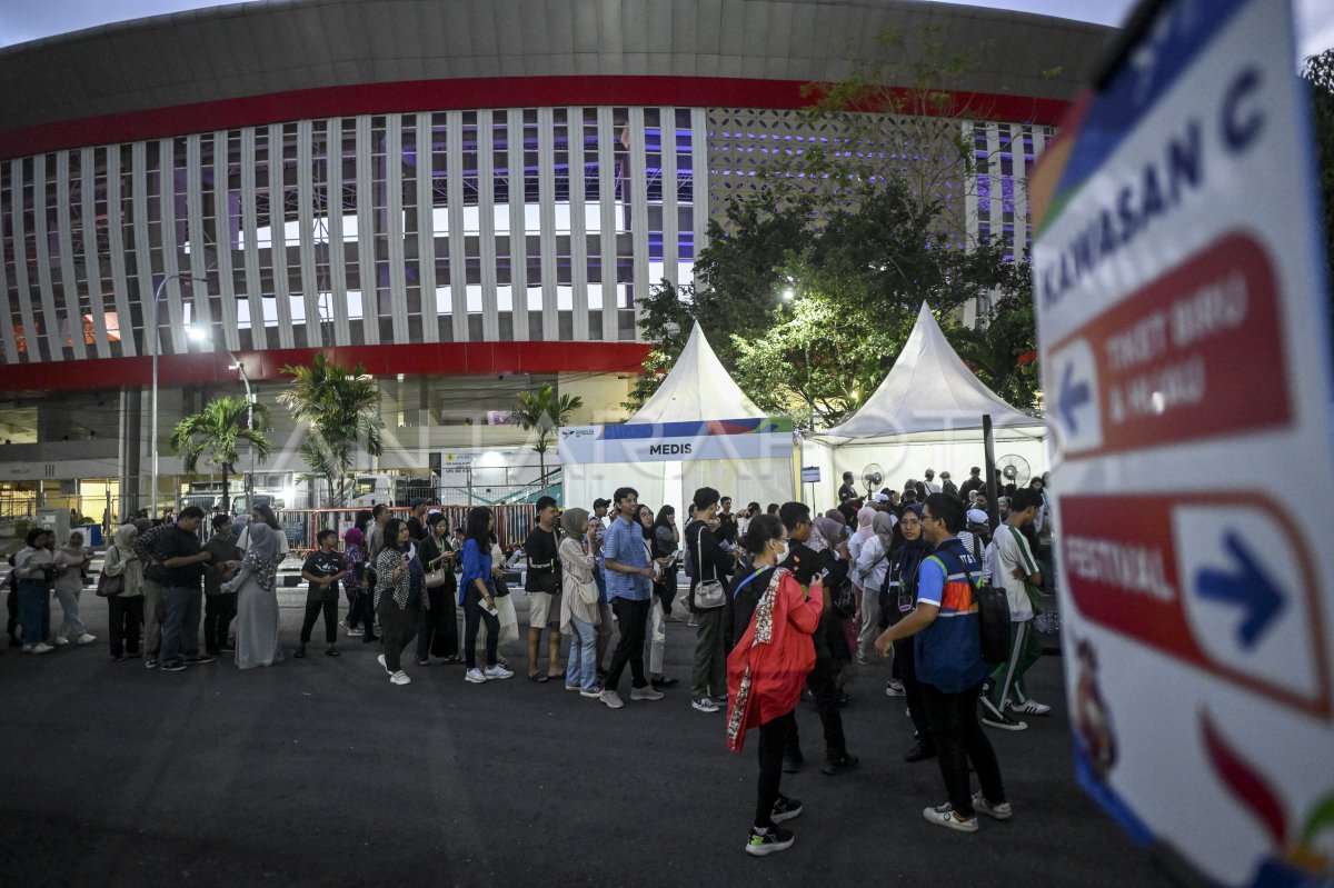 Antrean warga untuk menyaksikan penutupan Peparnas 2024 | ANTARA Foto