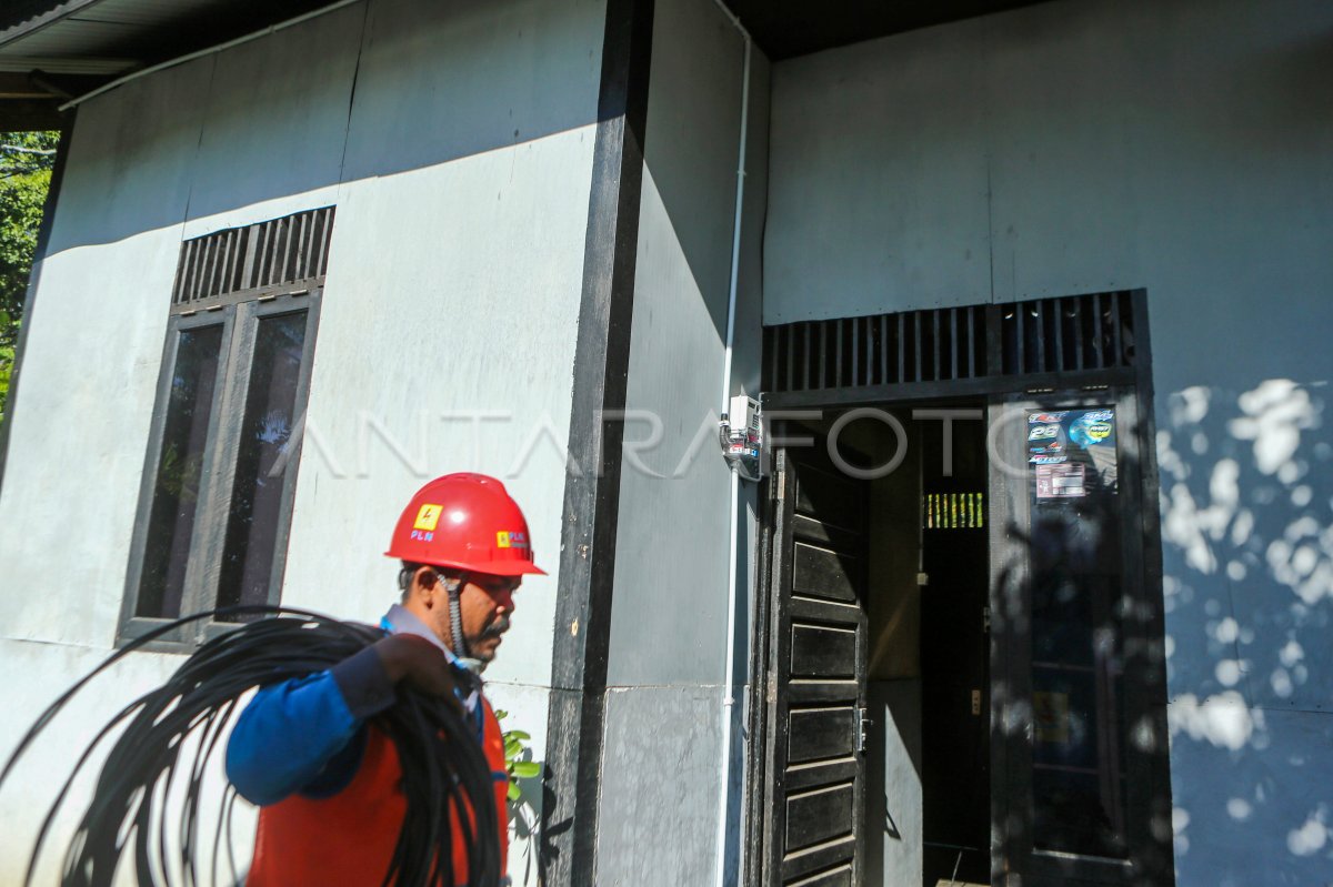 Bantuan listrik gratis ke rumah warga kurang mampu | ANTARA Foto