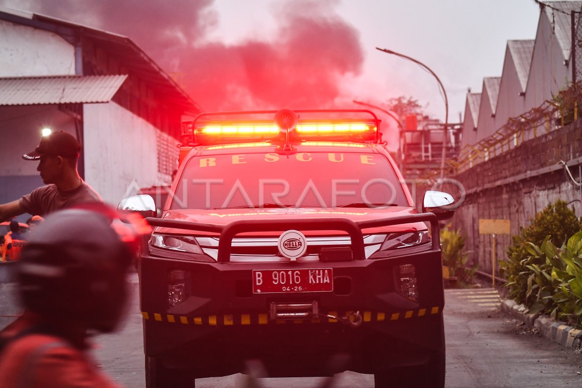 Kebakaran pabrik pakan ternak di Bekasi | ANTARA Foto