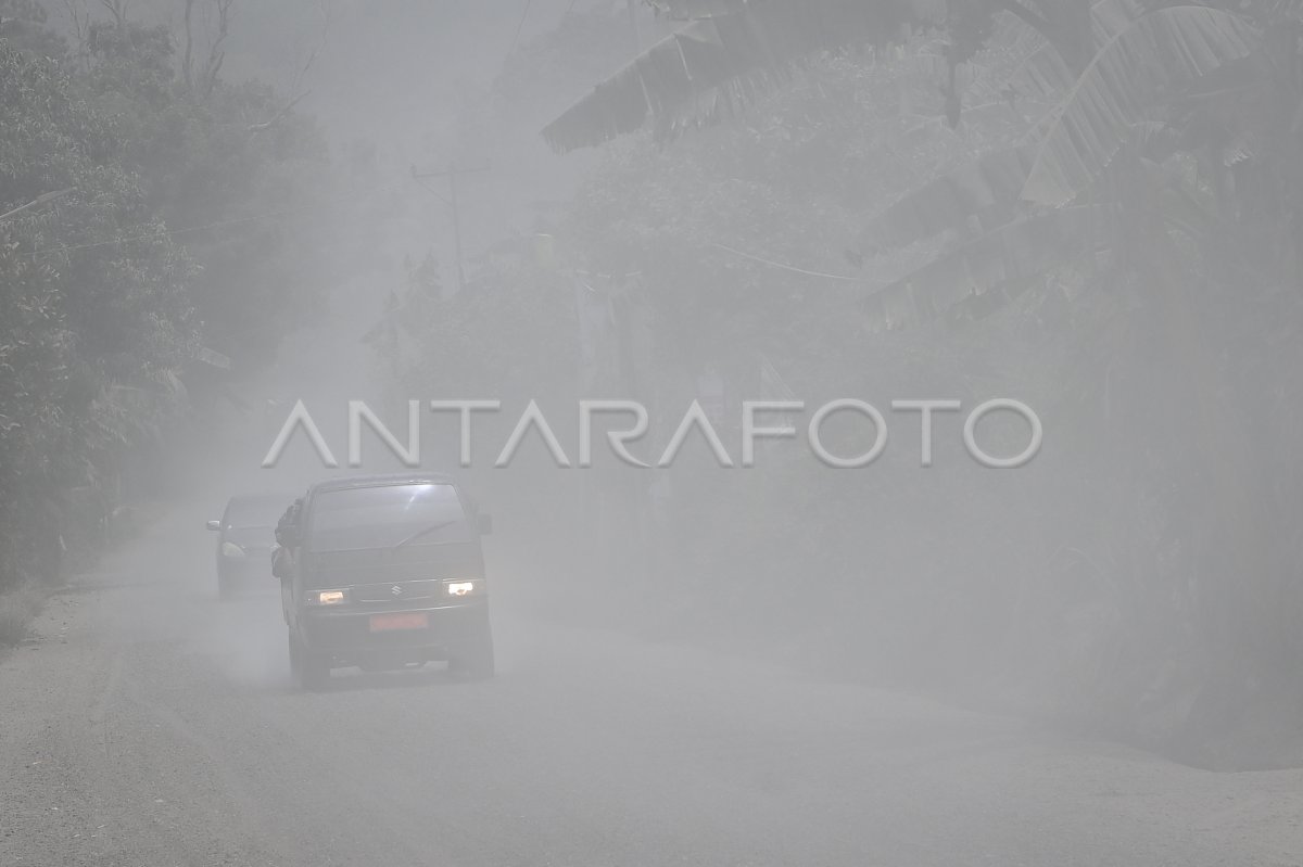 Jalan Trans Flores terdampak parah erupsi Lewotobi | ANTARA Foto