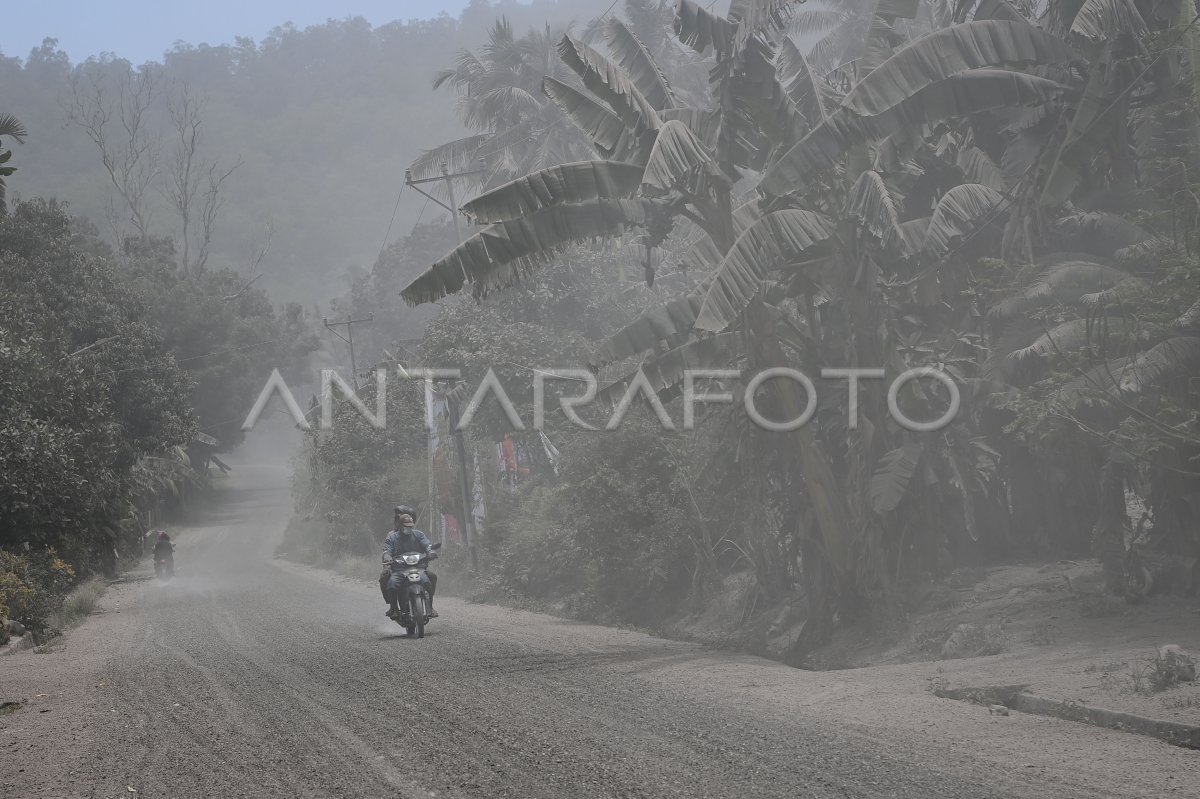 Jalan Trans Flores terdampak parah erupsi Lewotobi | ANTARA Foto
