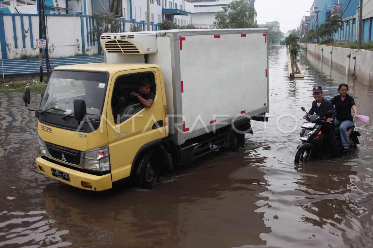 Banjir rob di Muara Baru | ANTARA Foto
