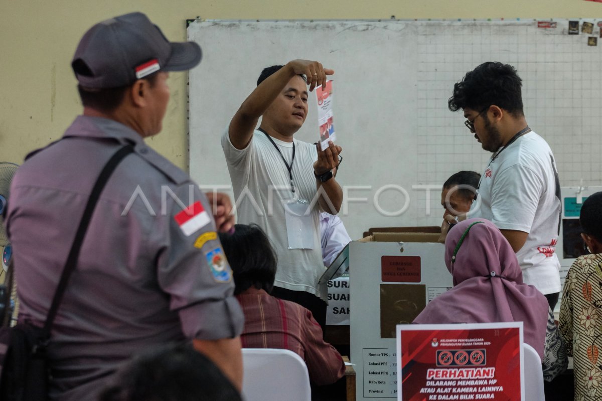 Aplikasi Sirekap mobile Pilkada serentak 2024 | ANTARA Foto