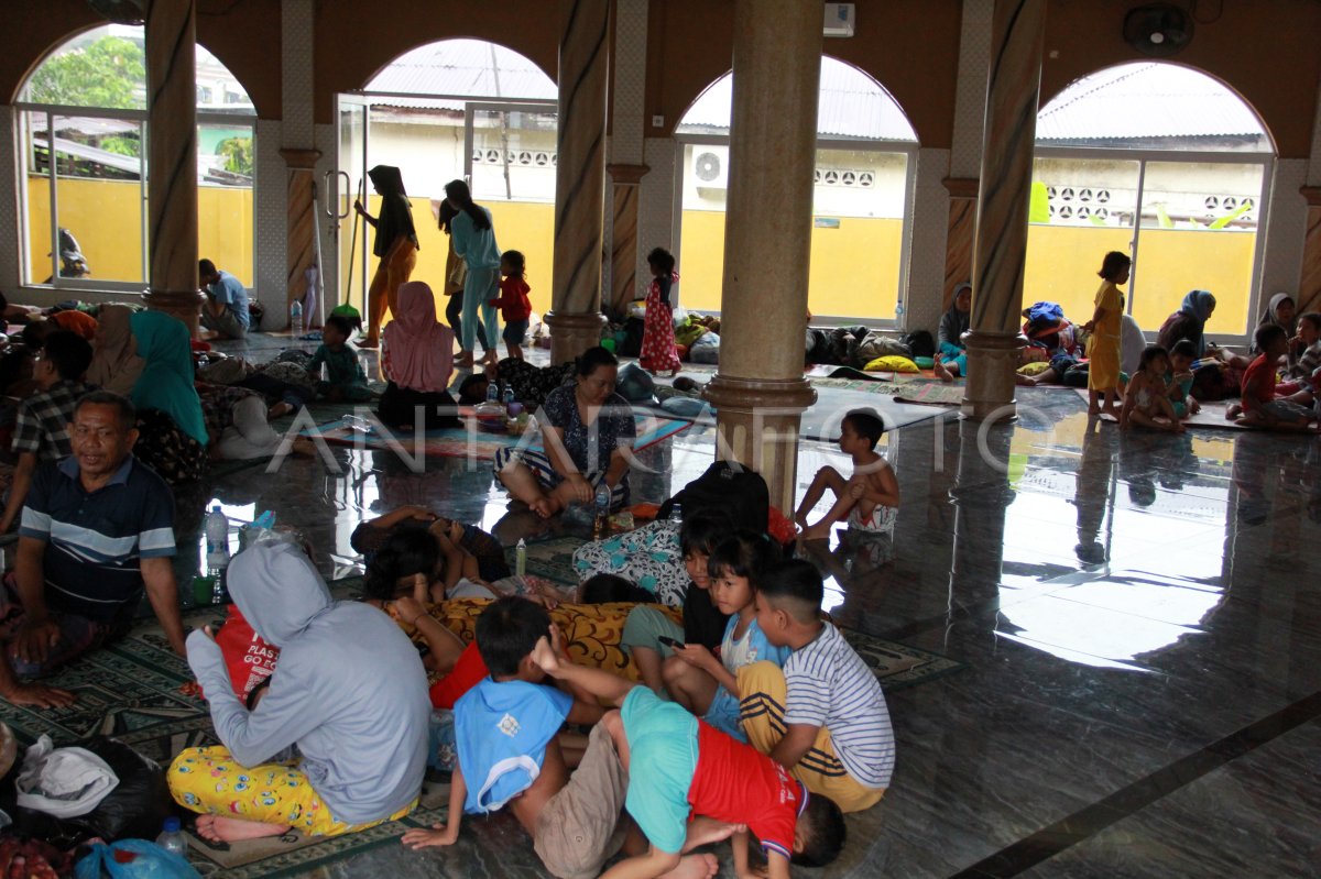 Korban banjir mengungsi ke masjid di Medan | ANTARA Foto