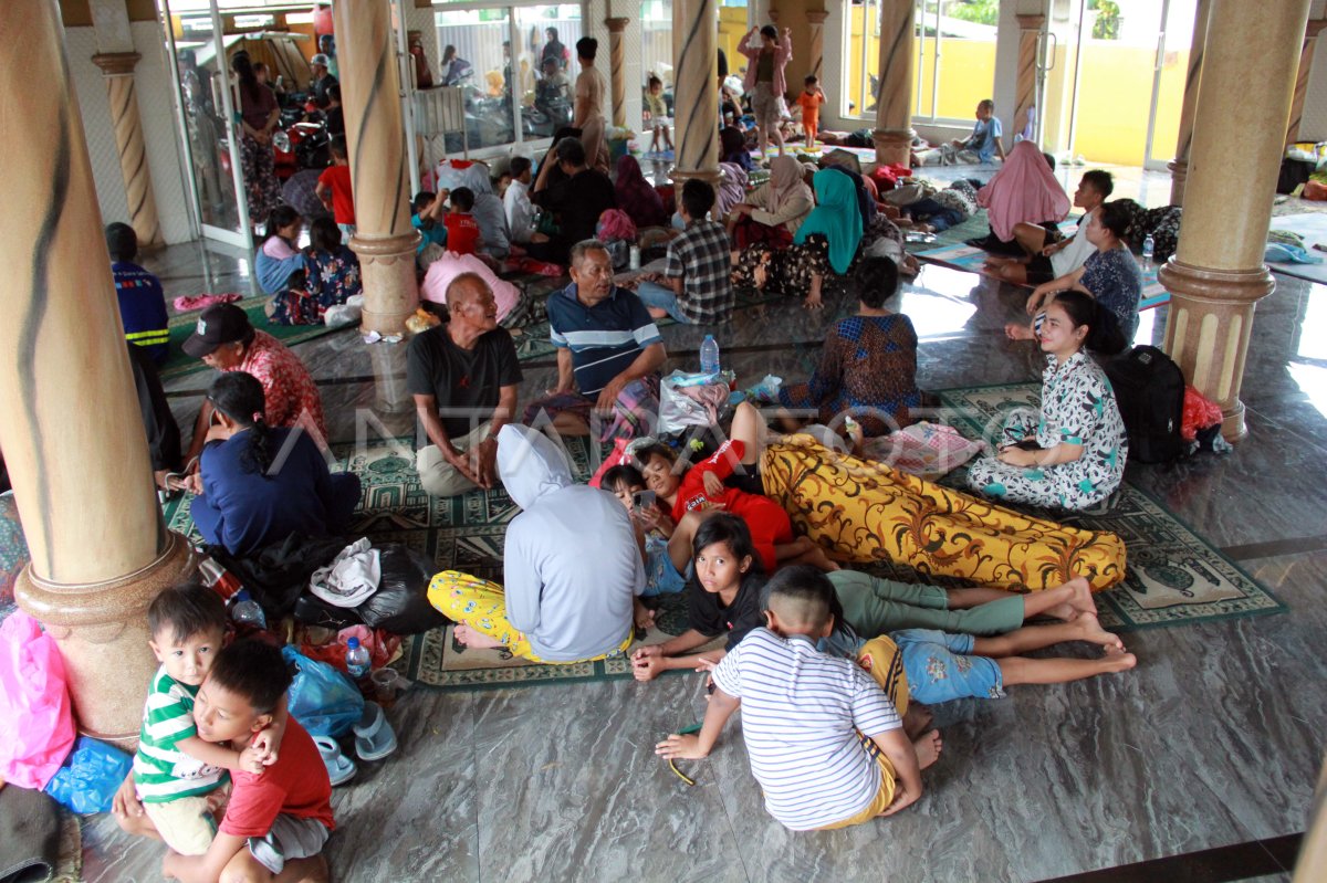 Korban banjir mengungsi ke masjid di Medan | ANTARA Foto