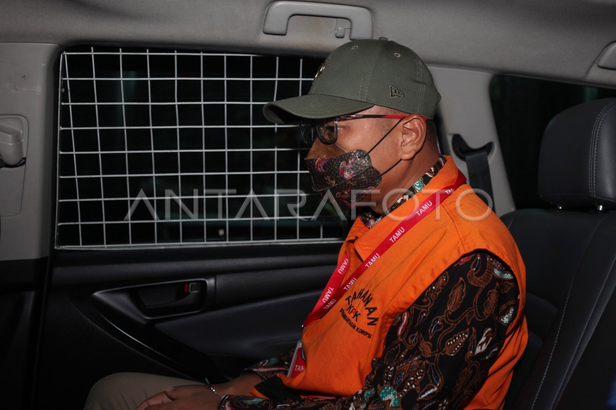 Pemeriksaan tersangka dugaan korupsi APD COVID-19 | ANTARA Foto