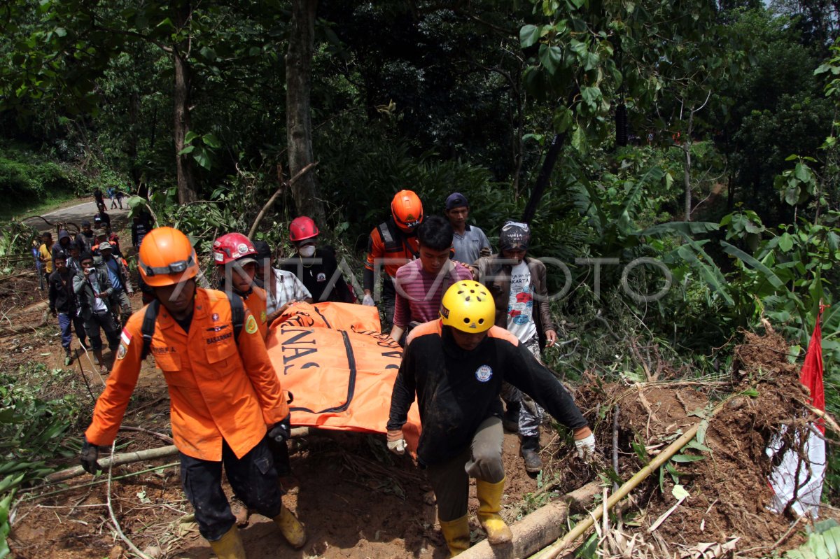 Pencarian korban bencana longsor di Sukabumi | ANTARA Foto