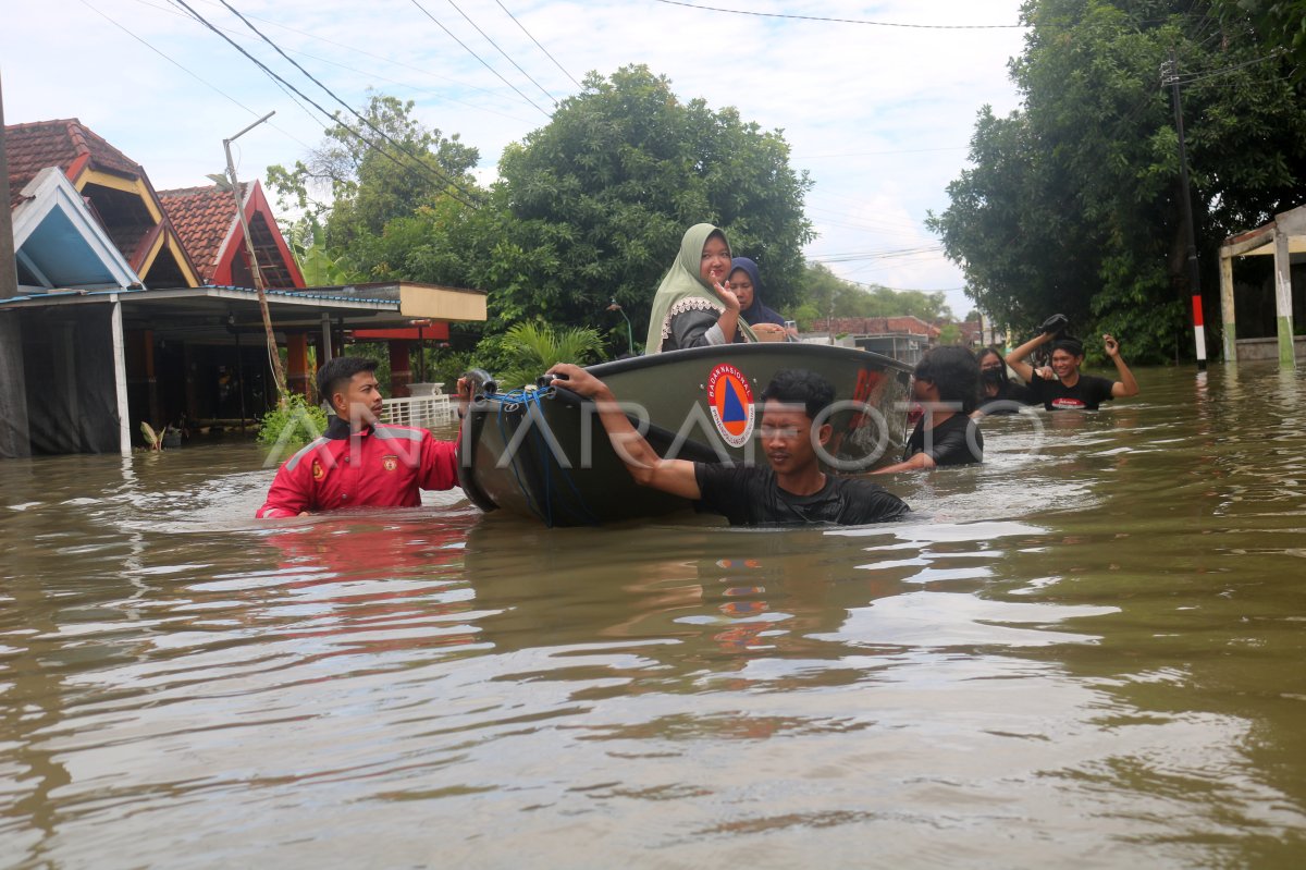Warga mengungsi akibat banjir di Jombang | ANTARA Foto