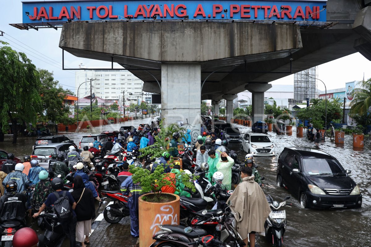 Banjir rendam ruas jalan protokol di Makassar | ANTARA Foto