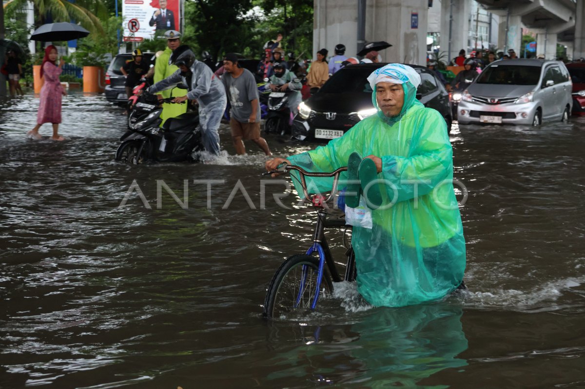 Banjir rendam ruas jalan protokol di Makassar | ANTARA Foto