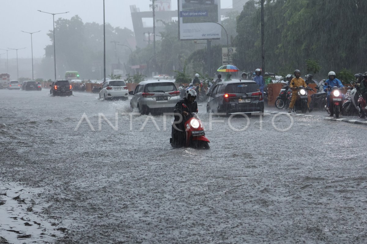 Banjir rendam ruas jalan protokol di Makassar | ANTARA Foto