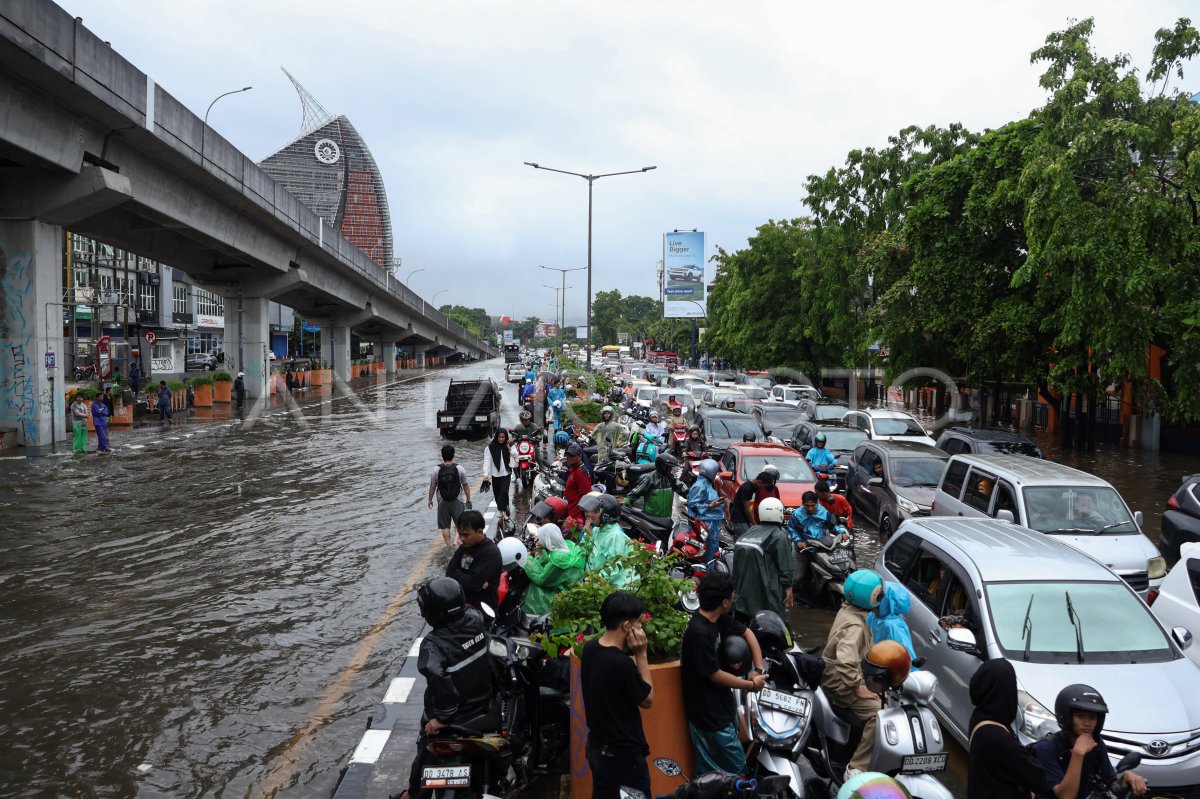 Banjir rendam ruas jalan protokol di Makassar | ANTARA Foto