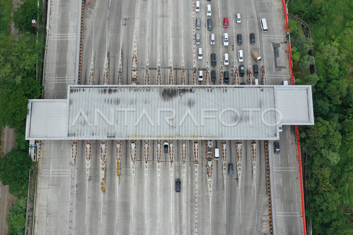 Arus kendaraan di gerbang Tol Cikampek Utama | ANTARA Foto
