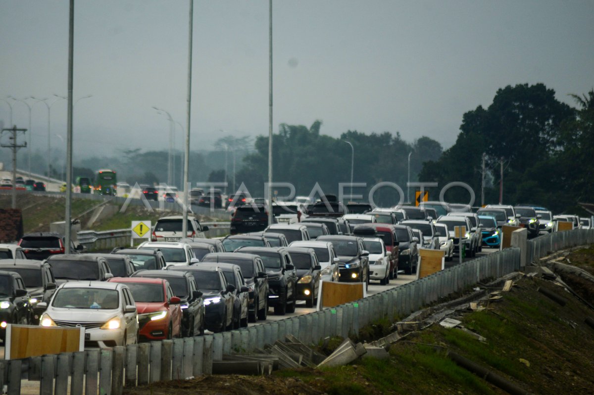 Arus lalu lintas di gerbang Tol Prambanan | ANTARA Foto Arus lalu lintas di gerbang Tol Prambanan | ANTARA Foto