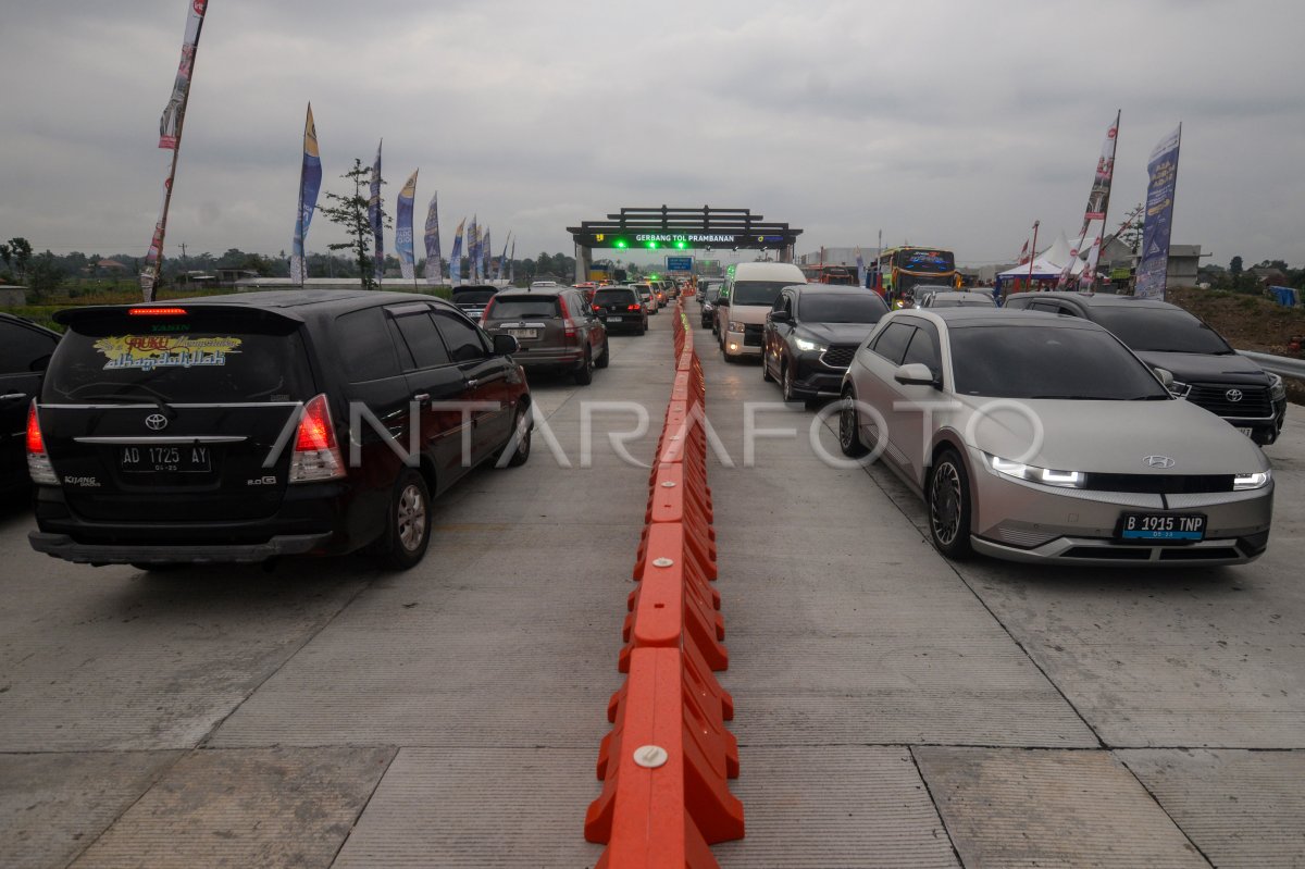 Arus lalu lintas di gerbang Tol Prambanan | ANTARA Foto Arus lalu lintas di gerbang Tol Prambanan | ANTARA Foto