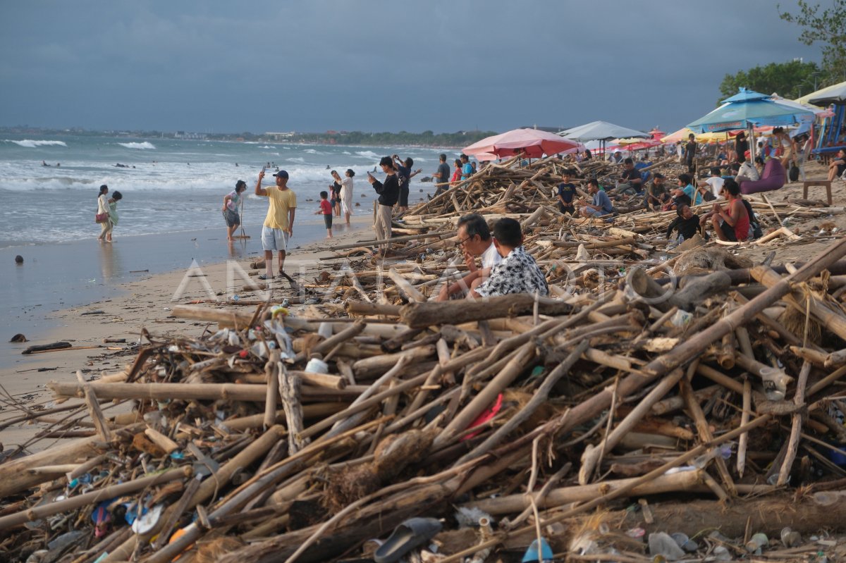 Sampah kiriman berserakan di sepanjang Pantai Kuta Bali | ANTARA Foto