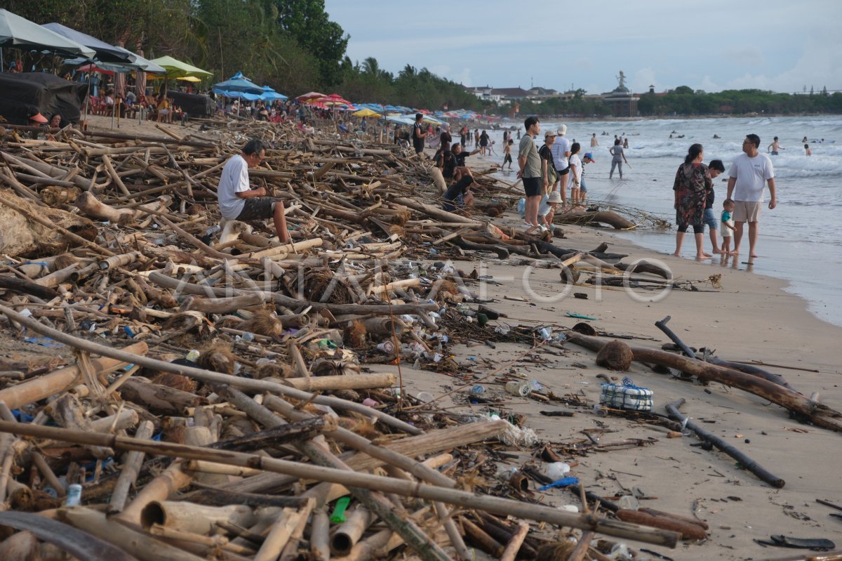 Sampah kiriman berserakan di sepanjang Pantai Kuta Bali | ANTARA Foto