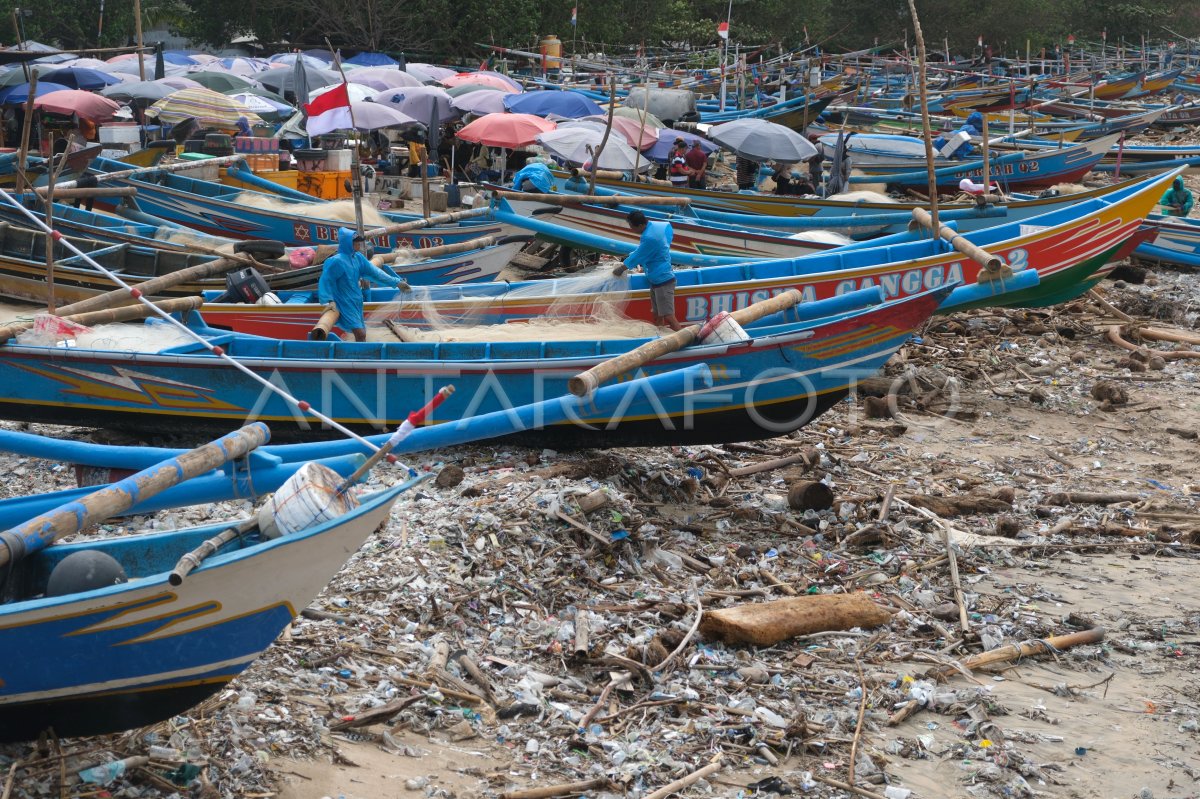 Nelayan keluhkan sampah kiriman di Pantai Kedonganan Bali | ANTARA Foto