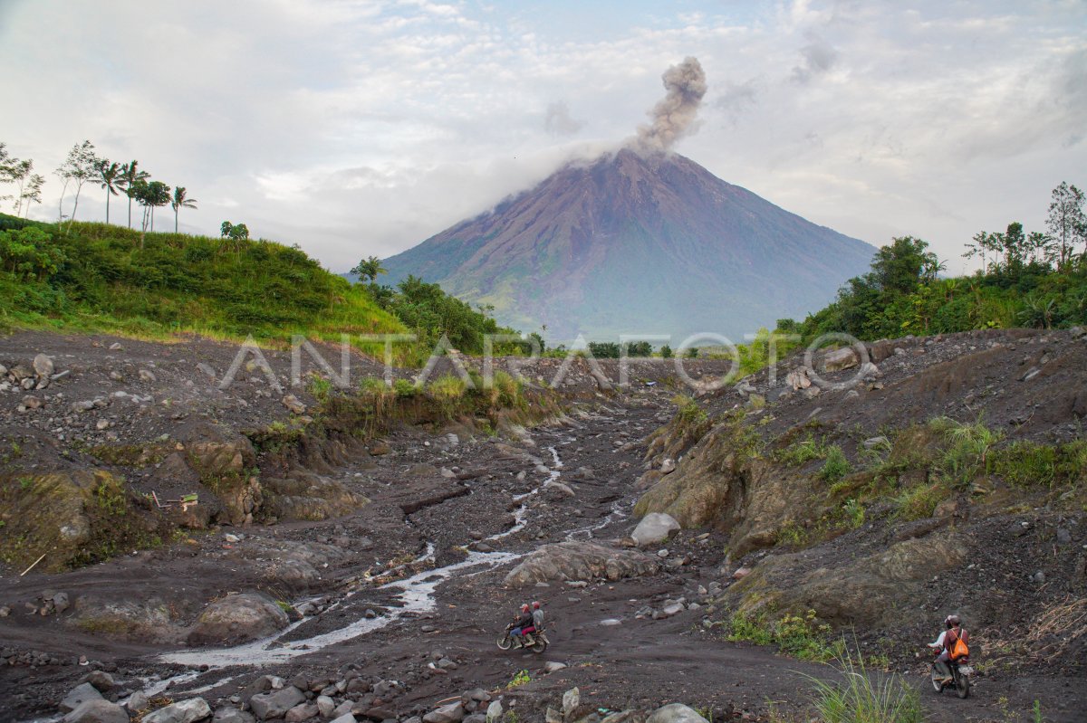 Erupsi Gunung Semeru semburkan abu vulkanis | ANTARA Foto