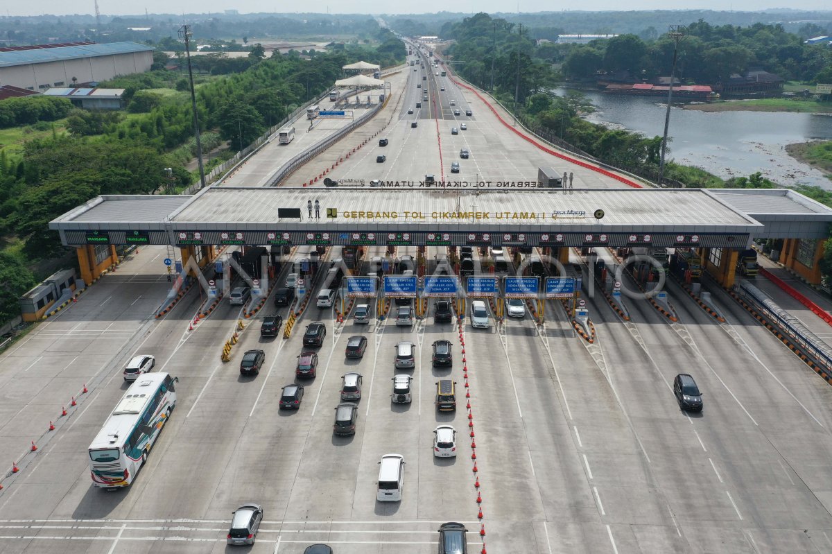 Jumah kendaraan melintas di Gerbang Tol Cikampek Utama | ANTARA Foto