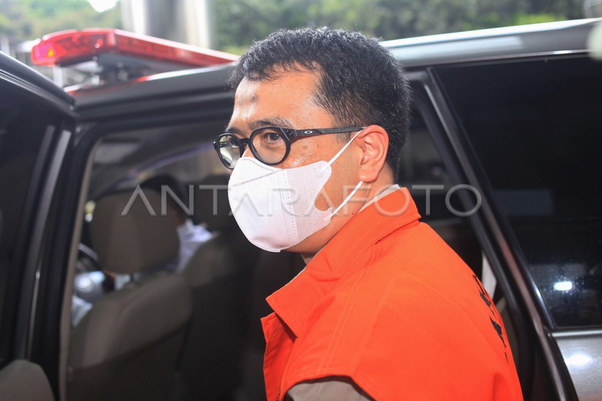 Pemeriksaan tersangka dugaan korupsi APD COVID-19 | ANTARA Foto