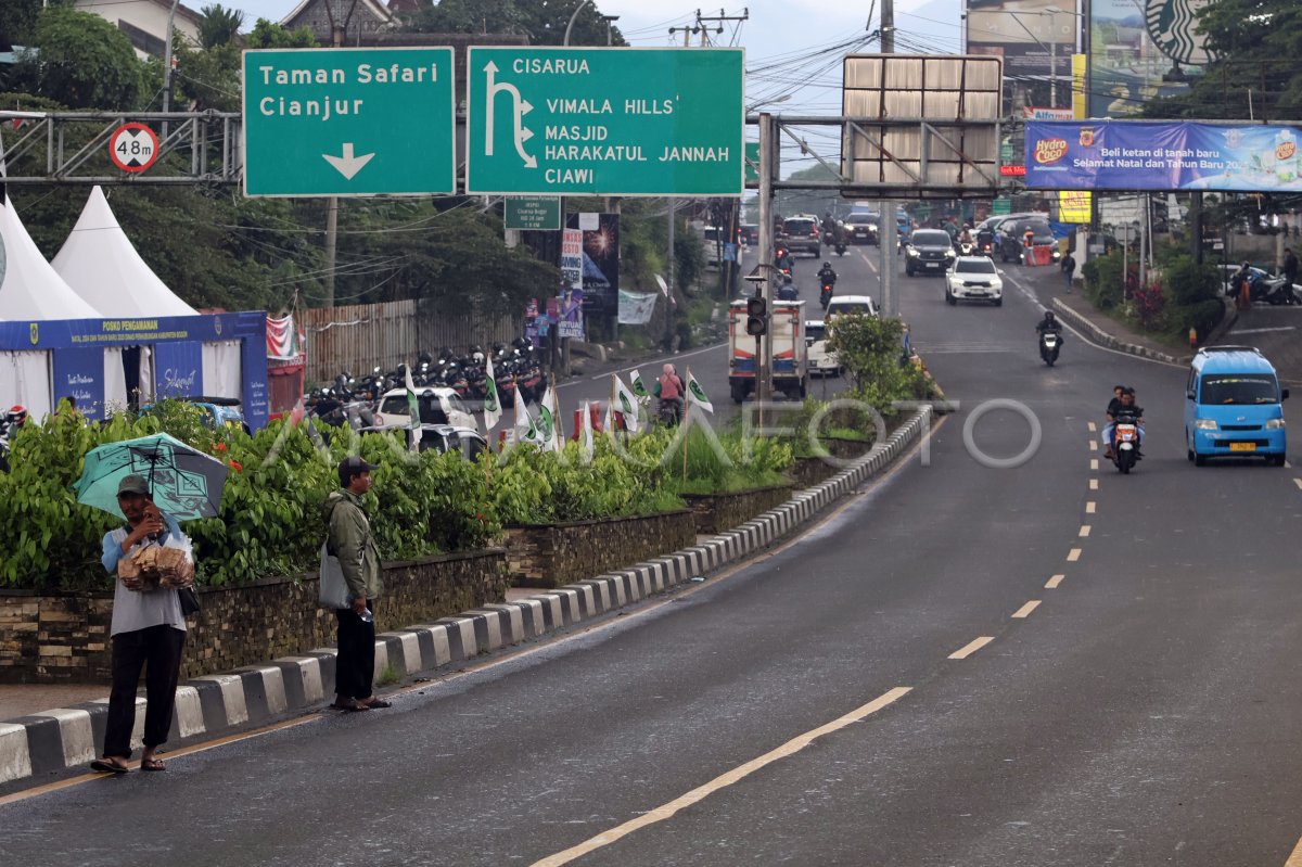 Arus lalu lintas di Puncak jelang tahun baru | ANTARA Foto Arus lalu lintas di Puncak jelang tahun baru | ANTARA Foto