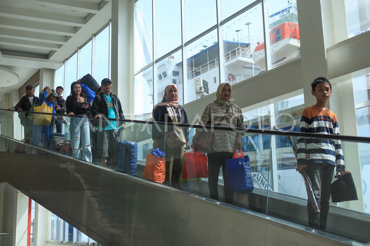 Arus Balik Tahun Baru Pelabuhan Tanjung Priok | ANTARA Foto Arus Balik Tahun Baru Pelabuhan Tanjung Priok | ANTARA Foto