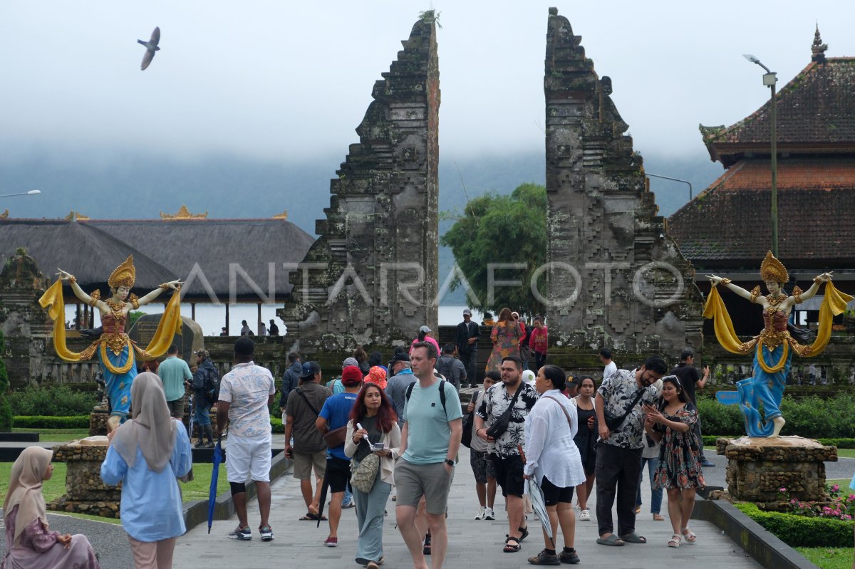 Kunjungan wisatawan 2024 di Ulun Danu Beratan | ANTARA Foto