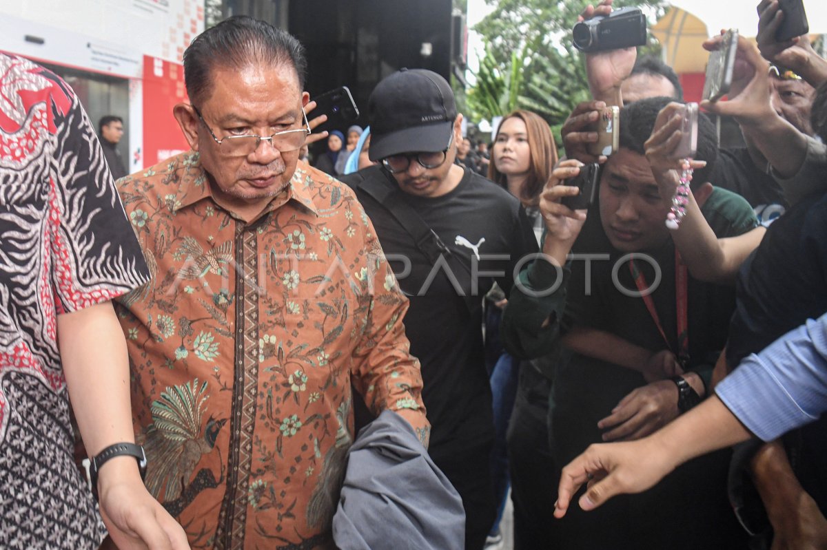 Mantan Direktur Utama PT Taspen (Persero) Iqbal Latanro diperiksa KPK | ANTARA Foto