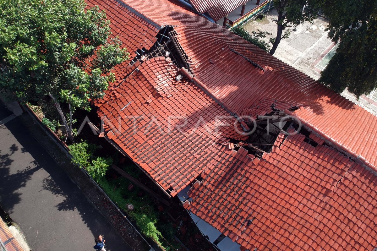 Atap sekolah ambruk di Depok | ANTARA Foto
