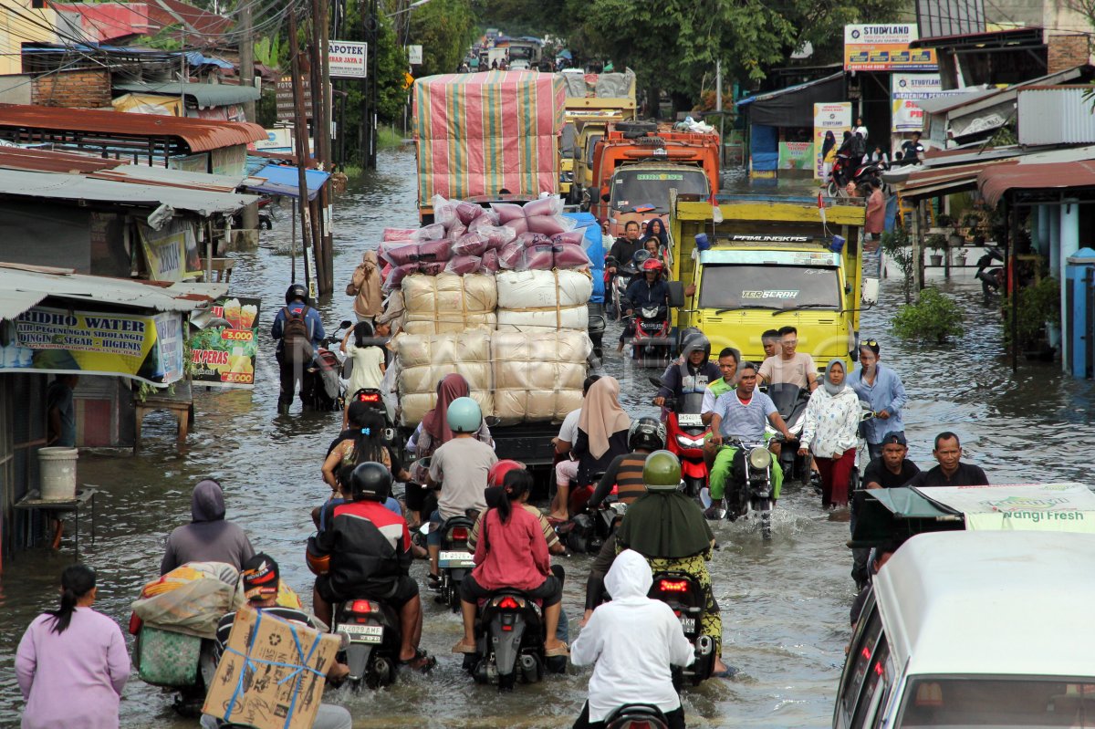 Hujan intensitas tinggi sebabkan banjir di Kota Medan | ANTARA Foto