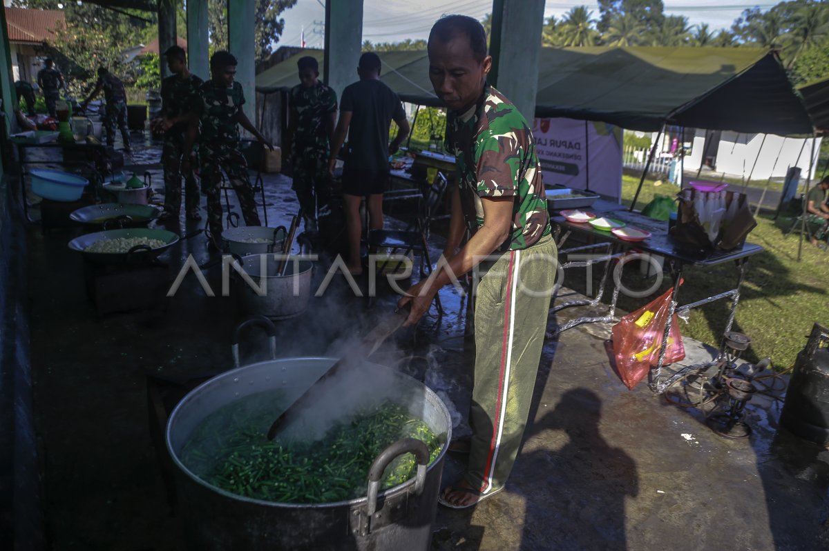 Dapur umum TNI untuk pengungsi erupsi Gunung Ibu | ANTARA Foto