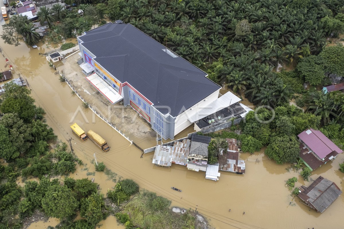 Jalan Lintas Sumatera lumpuh akibat banjir di Jambi | ANTARA Foto