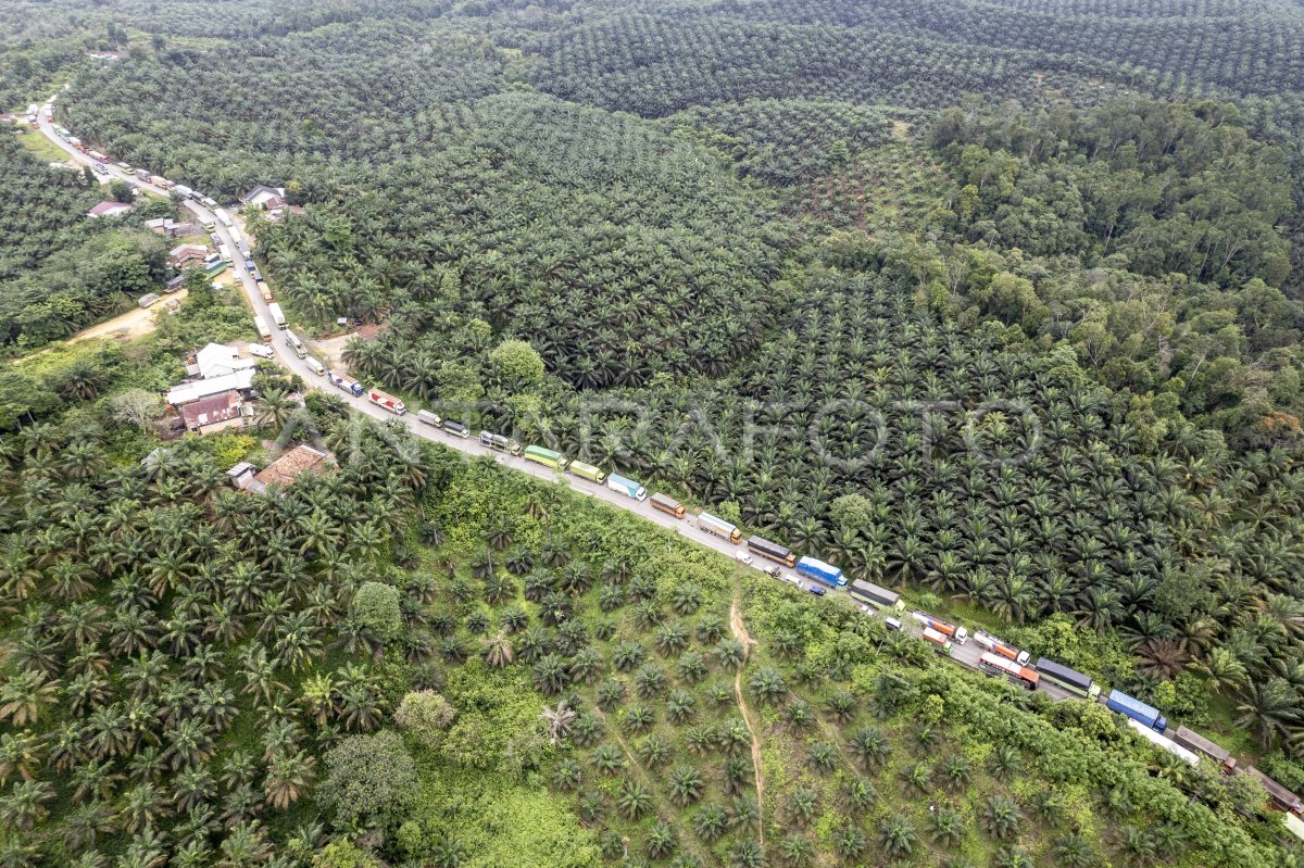 Kemacetan akibat banjir di Jalan Lintas Sumatera | ANTARA Foto Kemacetan akibat banjir di Jalan Lintas Sumatera | ANTARA Foto