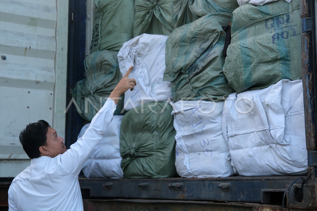 Polisi gagalkan penyelundupan pakaian bekas dari Malaysia | ANTARA Foto