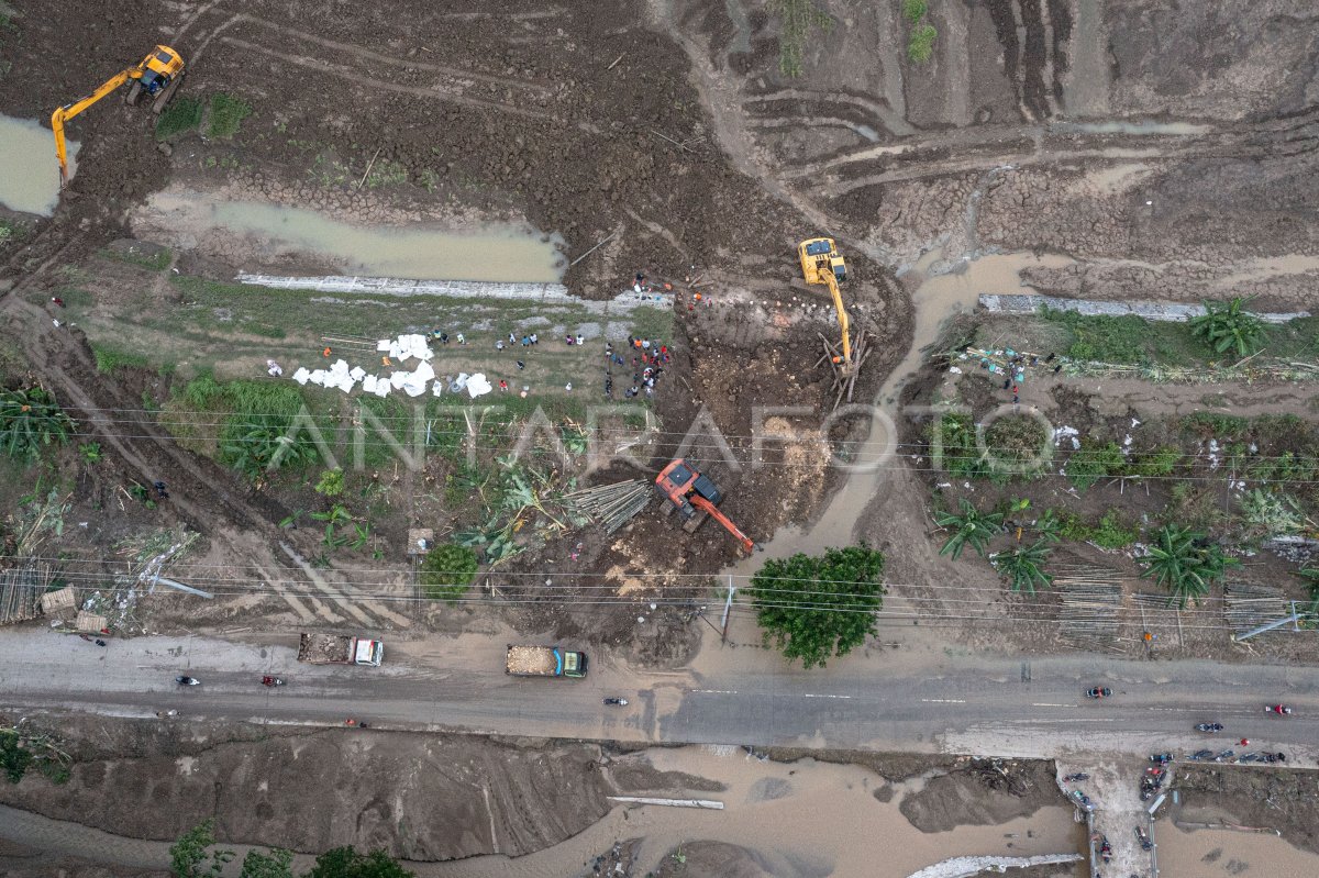 Perbaikan tanggul sungai jebol di Demak | ANTARA Foto