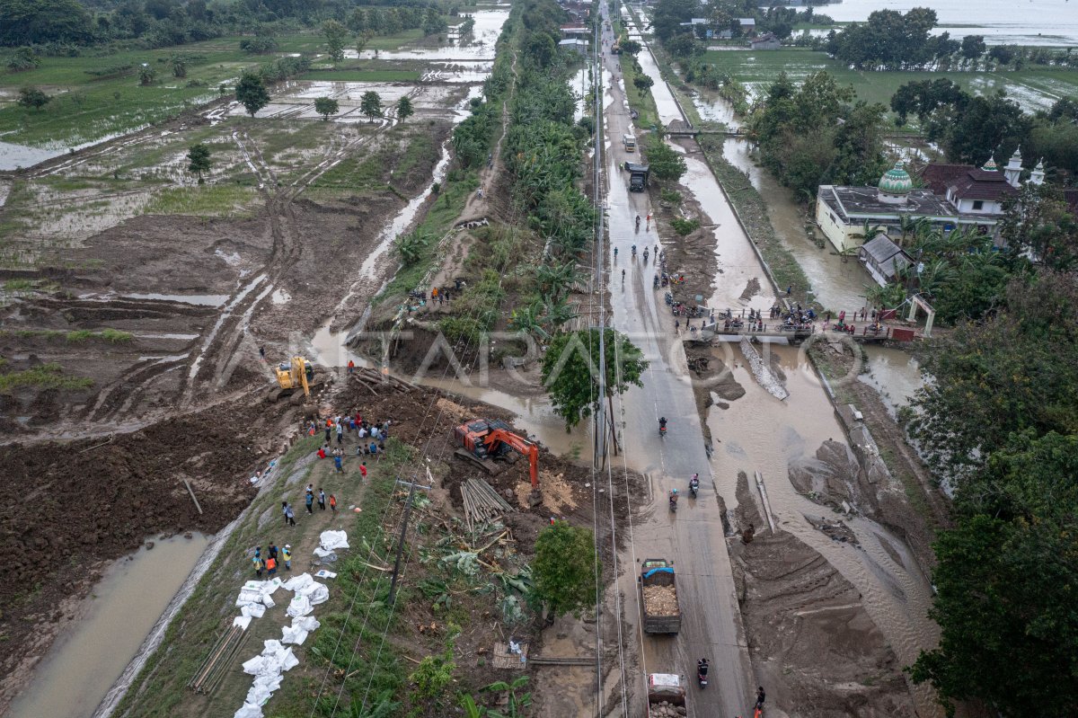 Perbaikan tanggul sungai jebol di Demak | ANTARA Foto