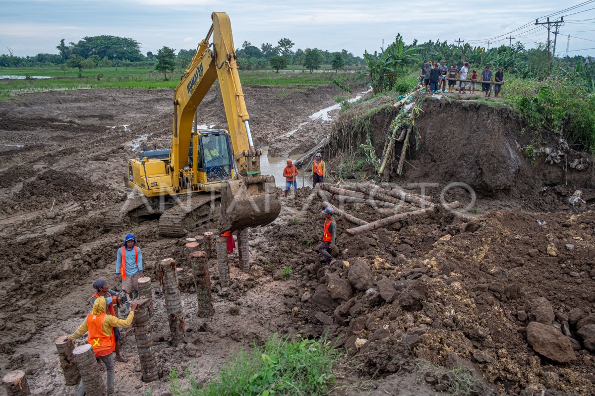 Perbaikan tanggul sungai jebol di Demak | ANTARA Foto