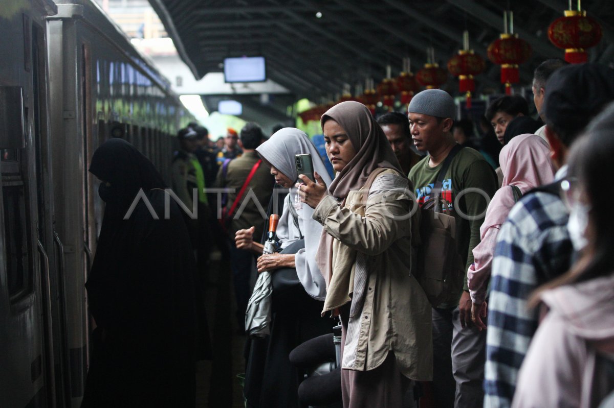 Penumpang KA jelang libur panjang Isra Miraj dan Imlek | ANTARA Foto