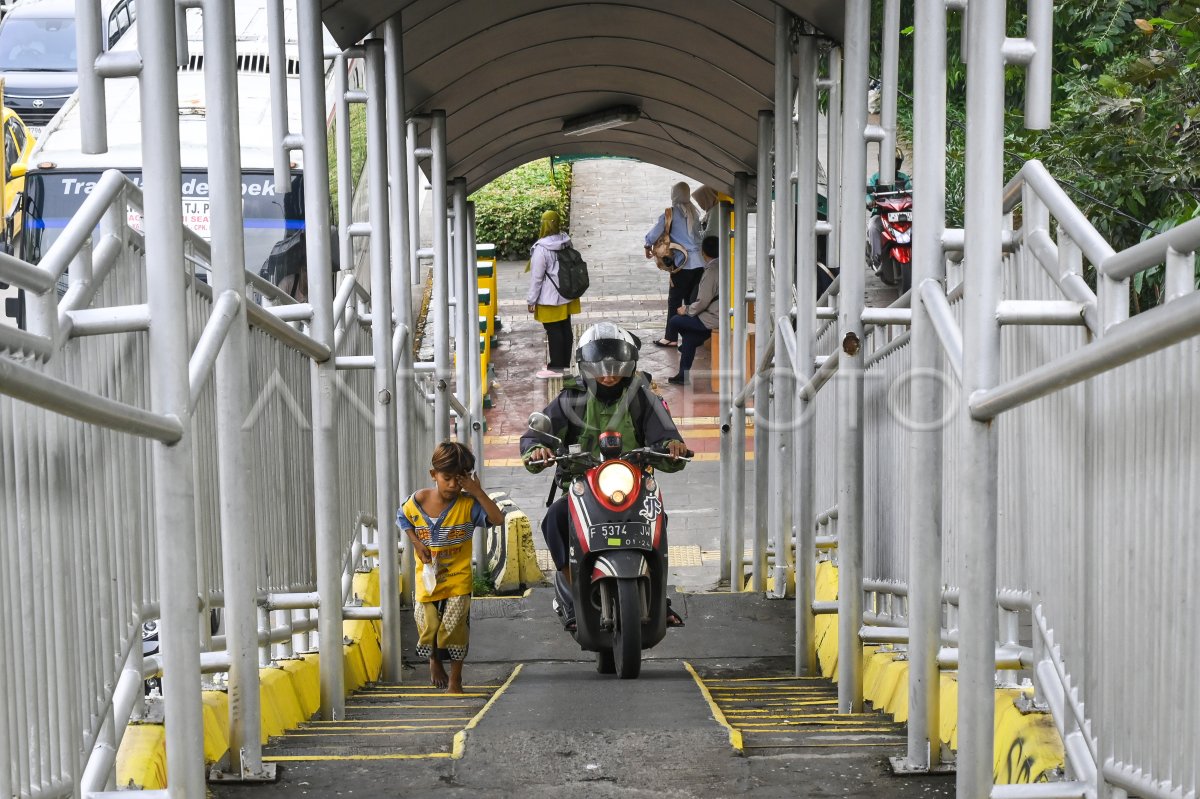 Pengendara sepeda motor terobos jembatan penyeberangan orang | ANTARA Foto