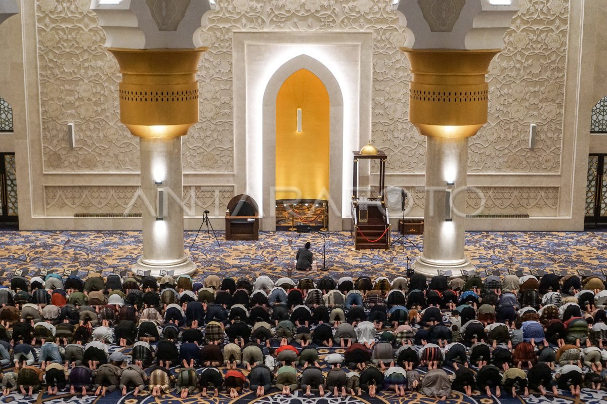 Tarawih satu Ramadan Masjid Zayed Solo | ANTARA Foto