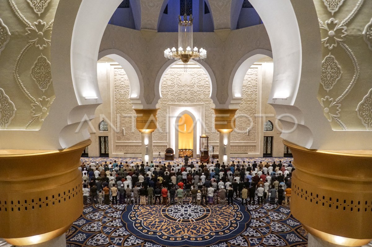 Tarawih satu Ramadan Masjid Zayed Solo | ANTARA Foto