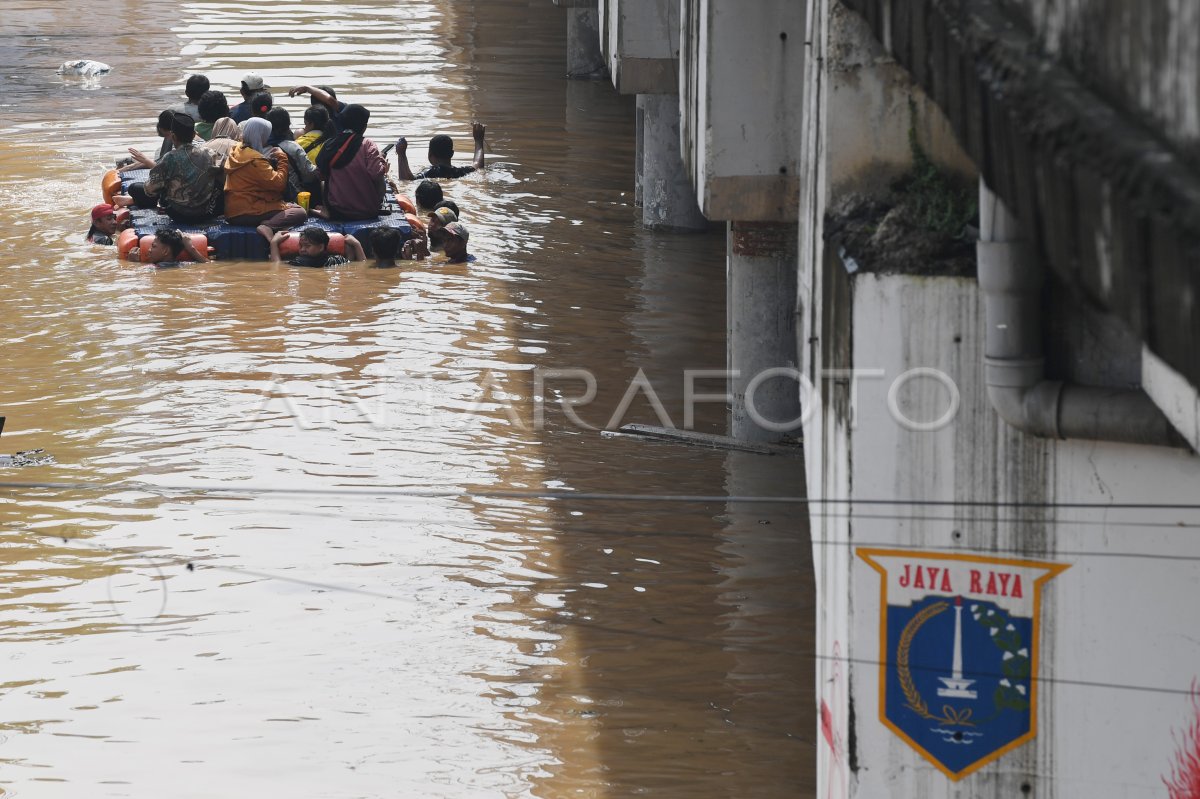 Banjir rendam Jakarta akibat luapan Sungai Ciliwung | ANTARA Foto