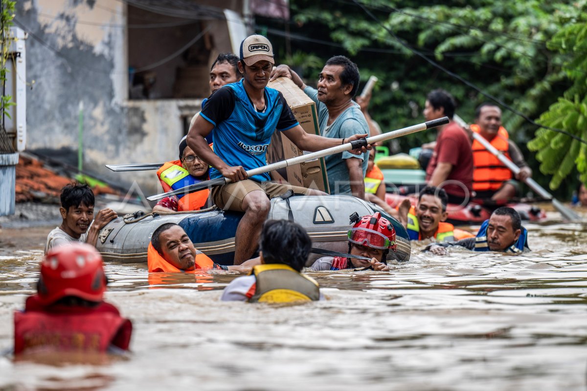 Evakuasi warga terdampak banjir di Jakarta | ANTARA Foto