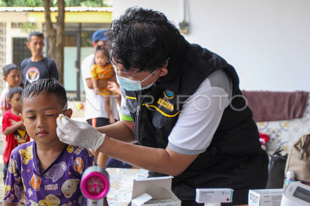 Pemeriksaan kesehatan korban terdampak banjir | ANTARA Foto