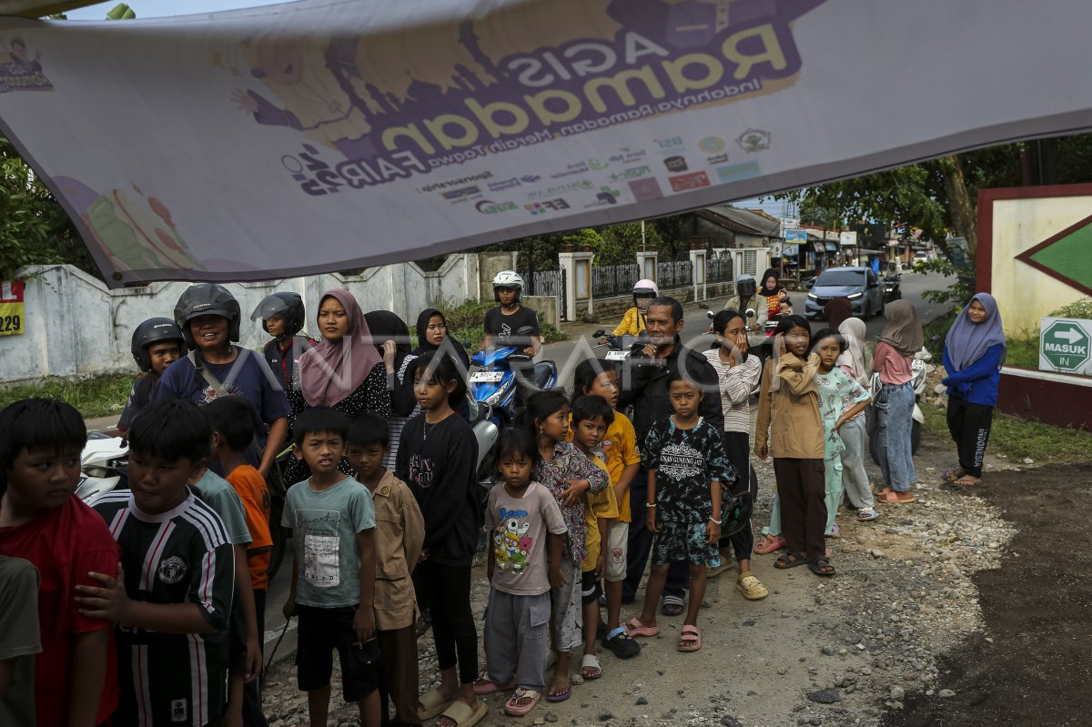 Berbagi takjil gratis di Kota Serang | ANTARA Foto